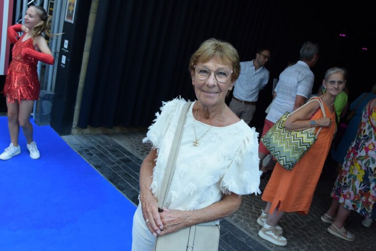 Gespot: Zangeres MARVA op première “Jonger dan je denkt ...